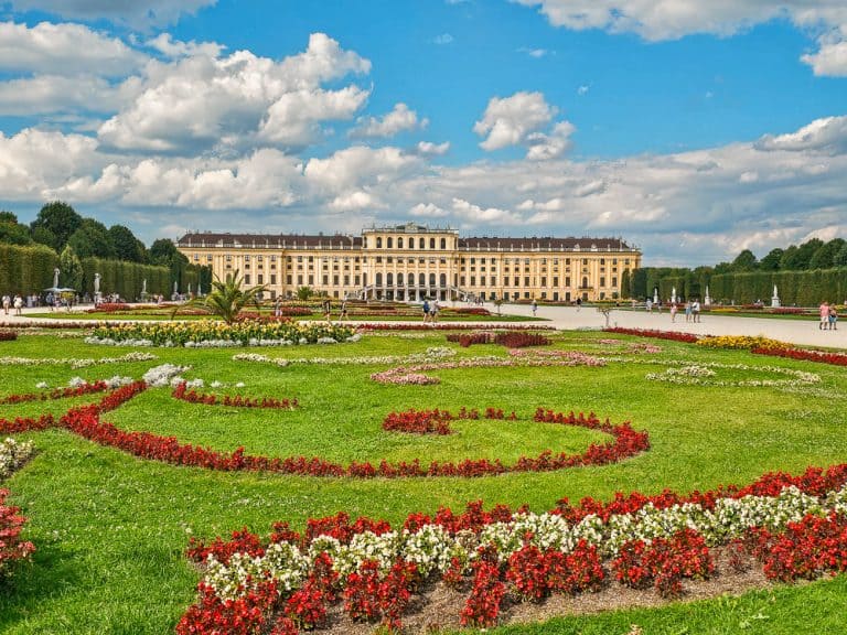15 Stunningly Beautiful Palaces in Europe That Will Make You Feel Like ...